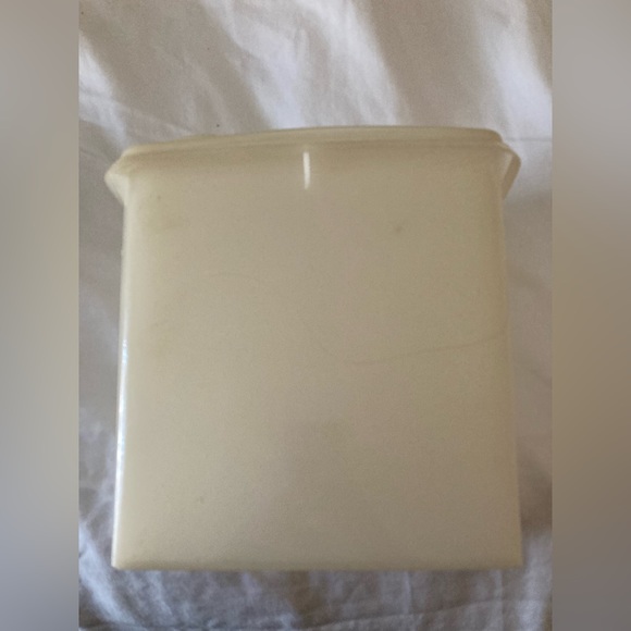 Tupperware | Kitchen | Vintage Tupperware Cereal Keeper Clear White ...